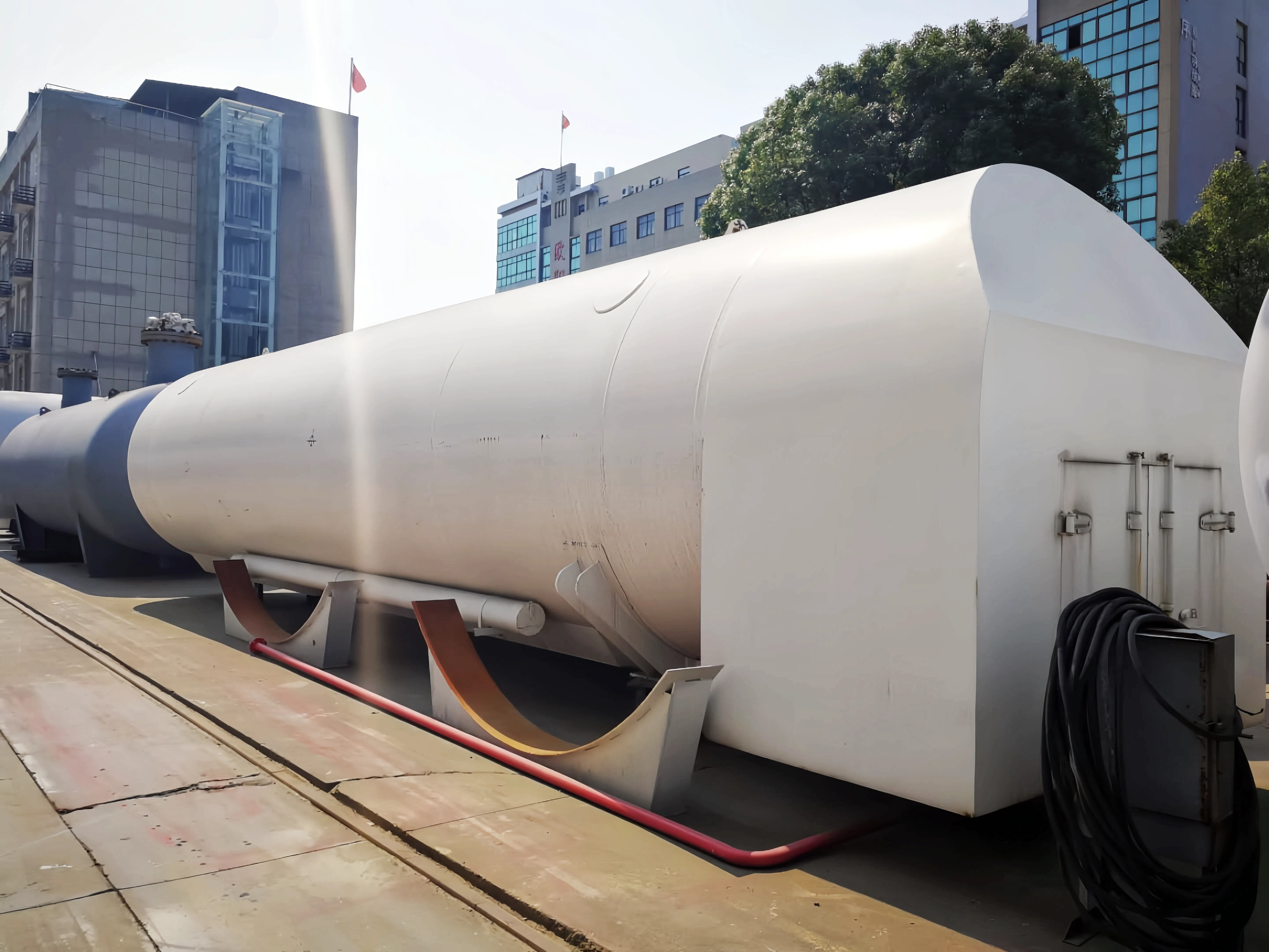 Cryogenic Resistant LNG Lorry Tanker from China manufacturer - CNGLNG.com